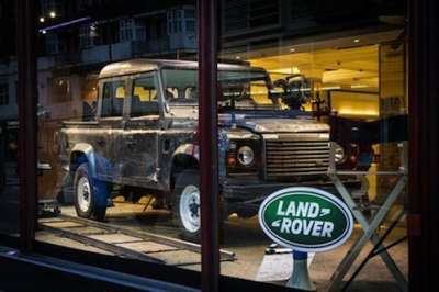 James Bond’s SKYFALL Defender debuts in Harrods display [Video]